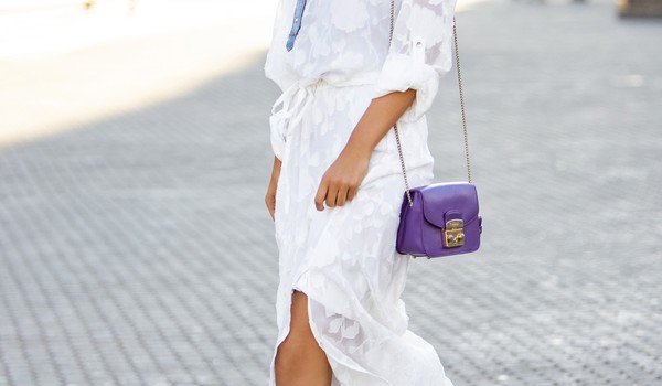 Odlična kombinacija za posao: Romantična suknja i čizmice su joj za ...