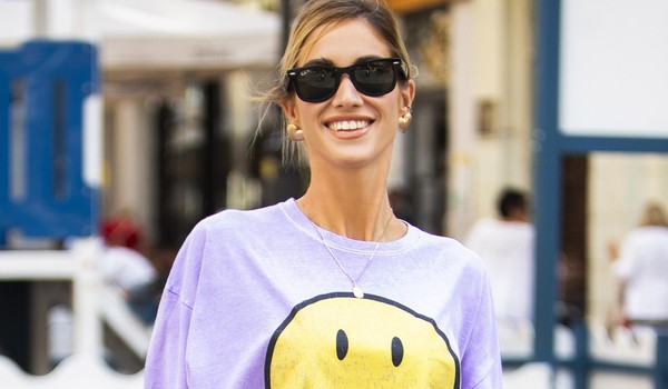 Efektan leopard uzorak u upečatljivoj kombinaciji zgodne novinarke i ...