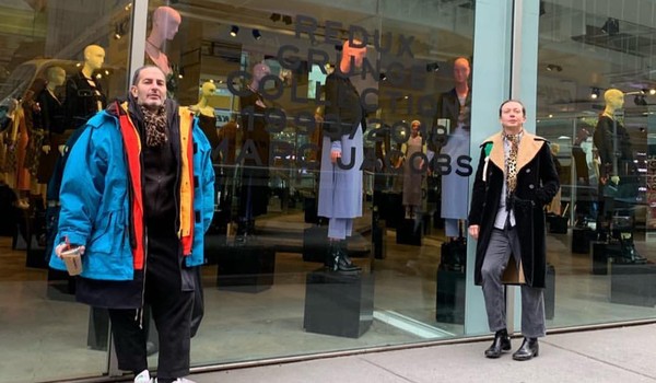 Marc Jacobs nosi PREdimenzionirani kaput koji ima čak i svoj meme, a ...