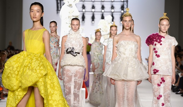 Visoka moda danas voli viralne trenutke koji donose spoj tradicije i ...